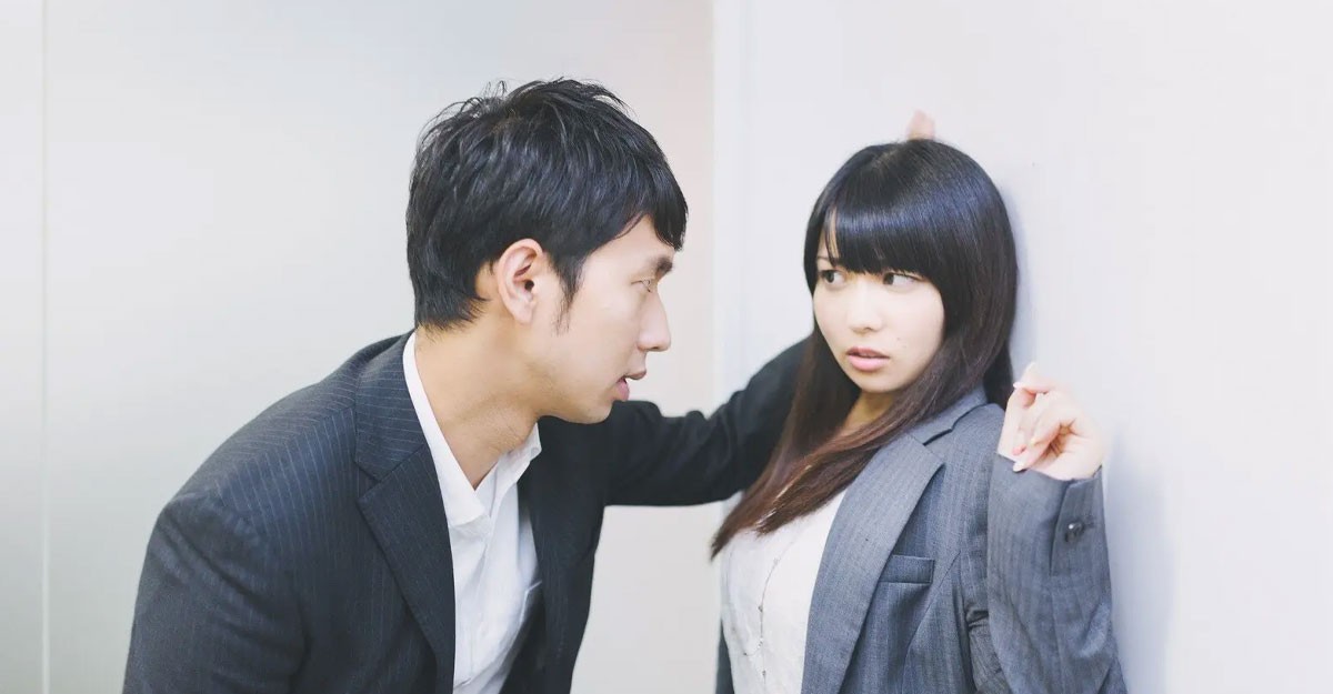 Kabedon - is cornering someone against the wall romantic? | Suki Desu